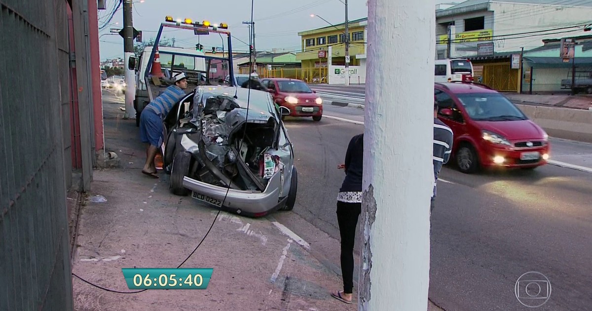 G1 - Carro bate em poste e seis pessoas ficam feridas na Zona Sul de SP - notícias em São Paulo