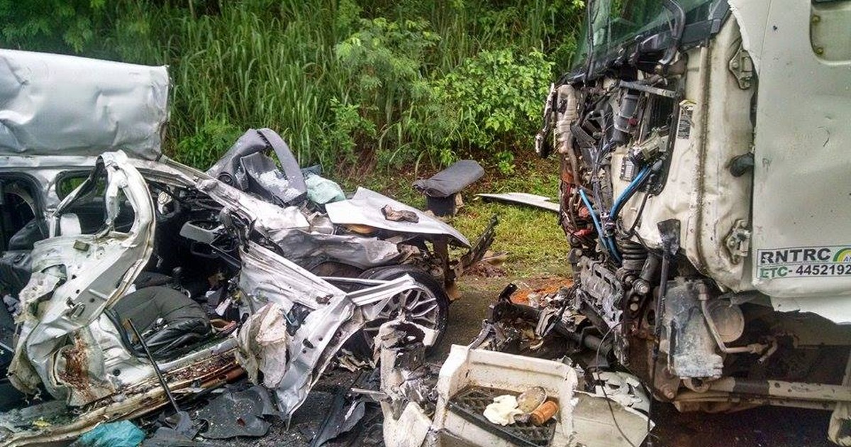 G Acidente causa três mortes e deixa carro e frente de caminhão destruídos notícias em