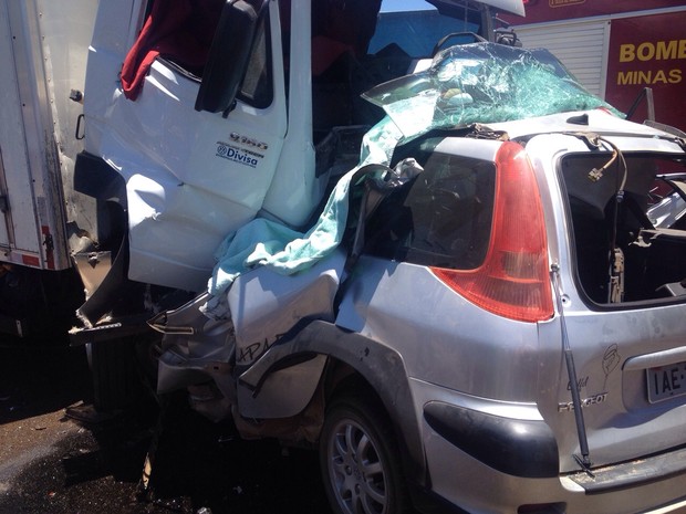 G1 - Acidente entre caminhão e carro mata um pessoa e fera outra em Timóteo - notícias em Vales ...