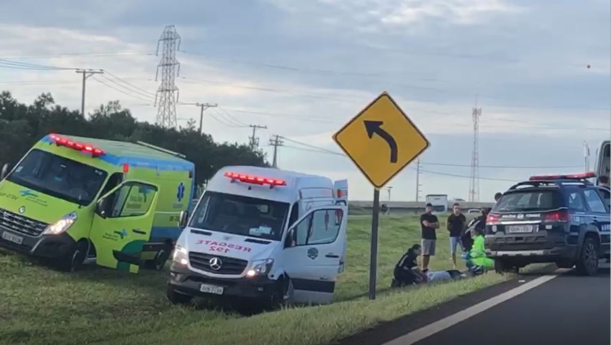 Acidente entre moto e caminhão deixa dois feridos na Rodovia Zeferino