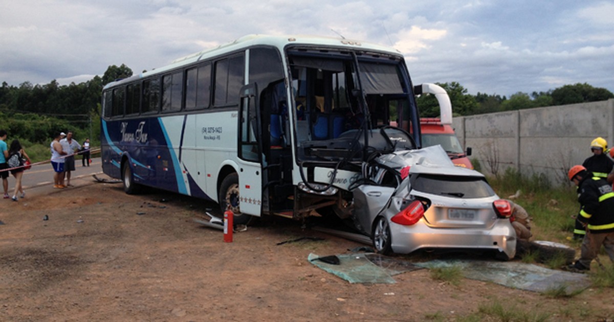 G1 Acidente Entre ônibus E Carro Mata Uma Pessoa Em Passo Fundo Rs