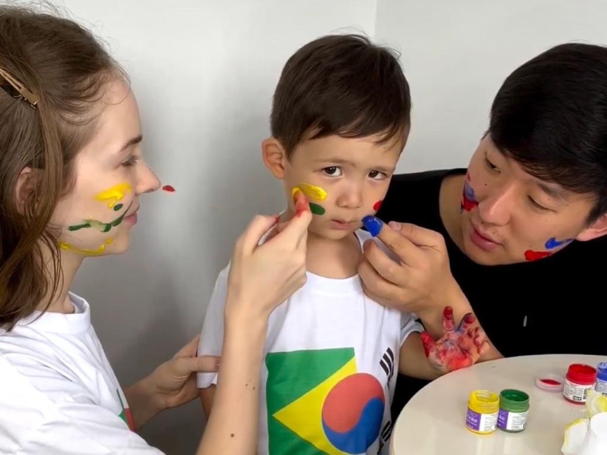 Separados Sammy E Pyong Lee Vestem Filho As Cores Do Brasil E