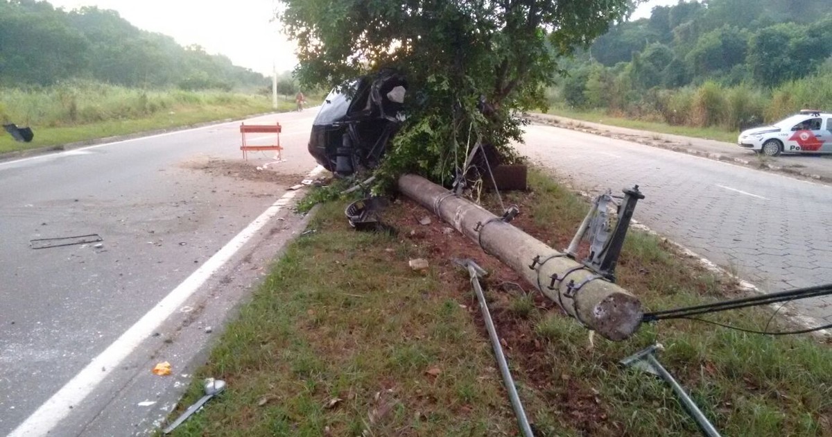 G1 - Carro bate em poste e cinco pessoas ficam feridas em São Vicente, SP - notícias em Santos e ...