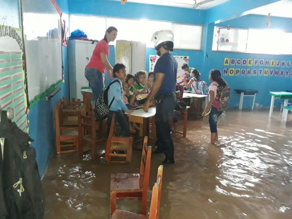 Escola de Bragança fica alagada após forte chuva na região Pará G1
