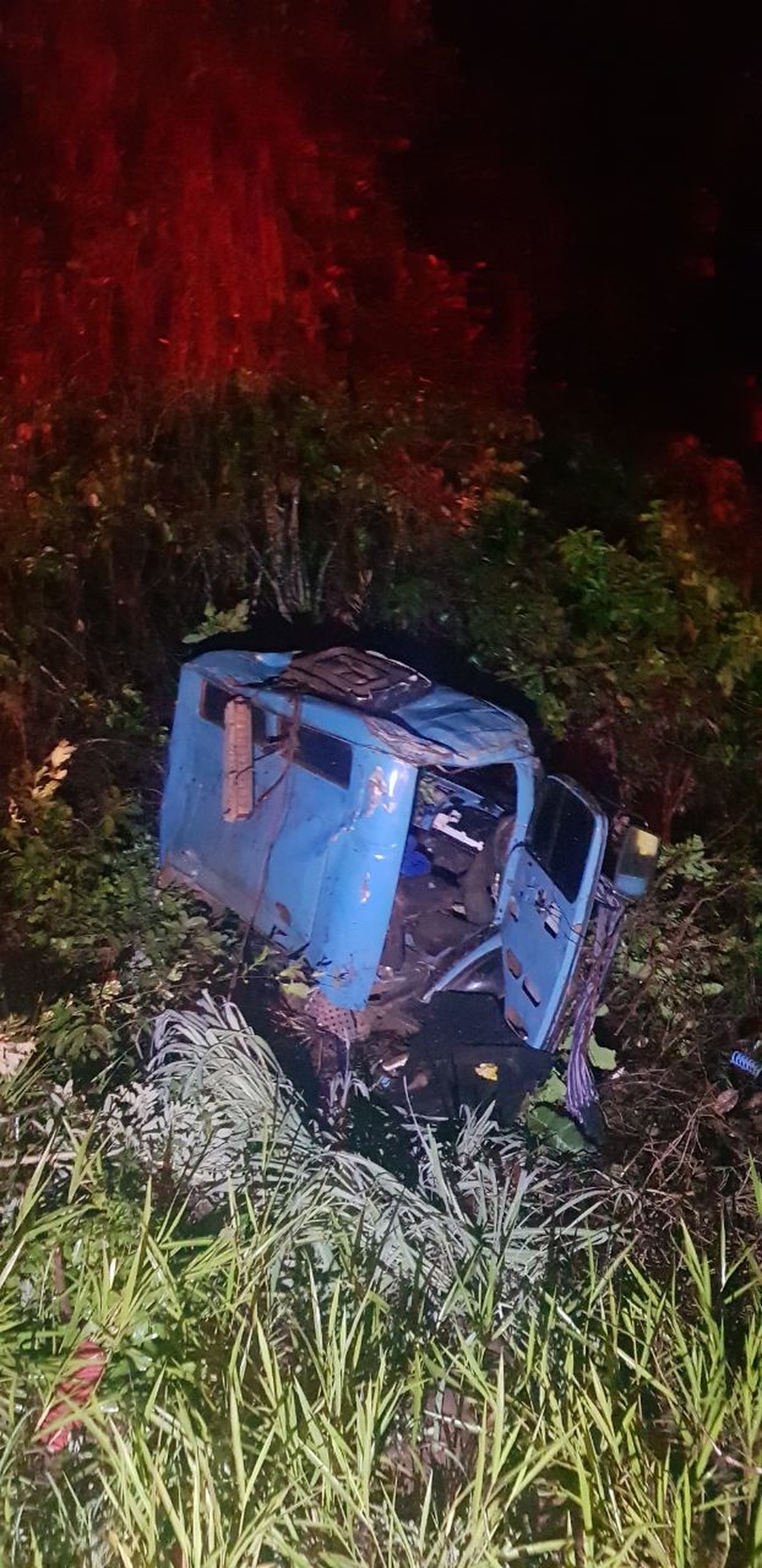 Homem morre e outro fica ferido após caminhão tombar em rodovia e ter