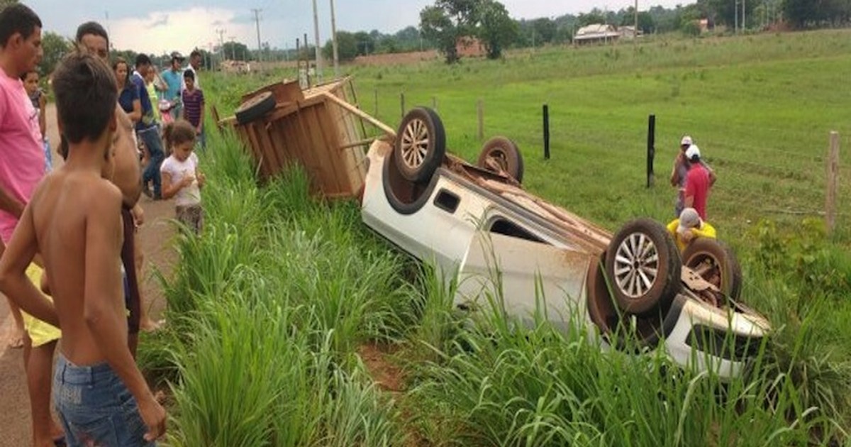 G1 - Carro capota após saída de pista e motorista sai ileso do acidente - notícias em Tocantins