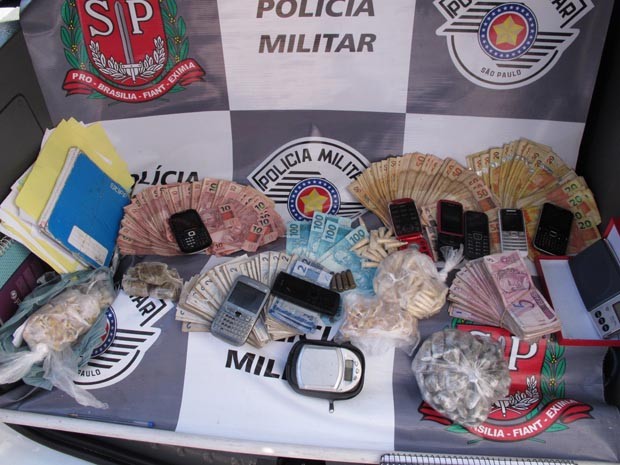 G1 Homens São Presos Com Drogas E Dinheiro Em Operação Em São Vicente