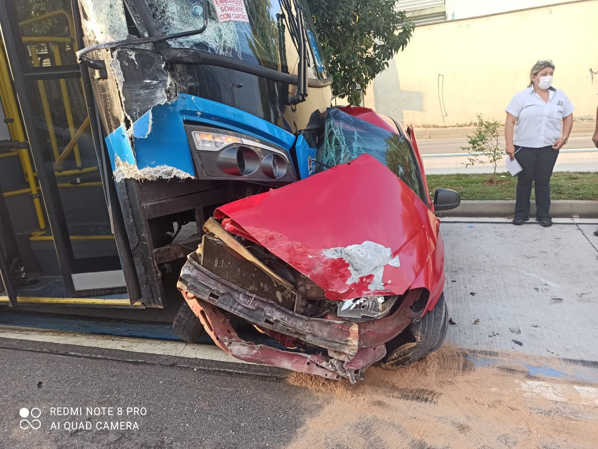 Motorista fica ferido após carro invadir faixa exclusiva e ser