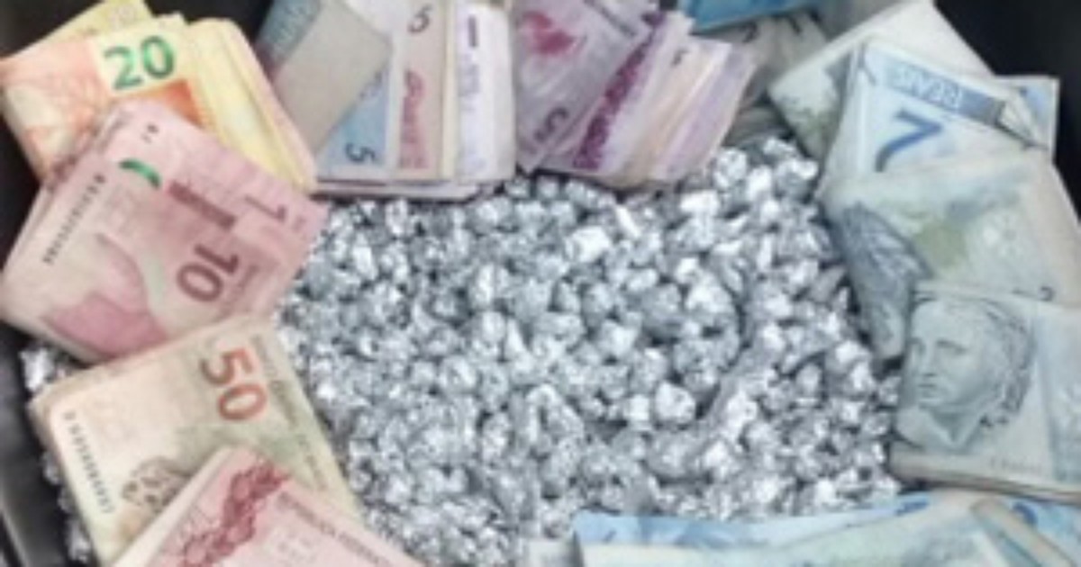 G1 Pm Apreende Mais De 2 Mil Pedras De Crack No Banhado Em São José