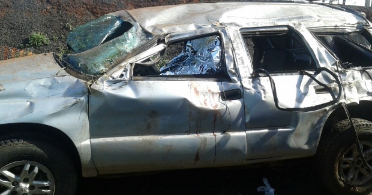 G1 - Homem morre e três pessoas ficam feridas após capotamento em GO - notícias em Trânsito GO