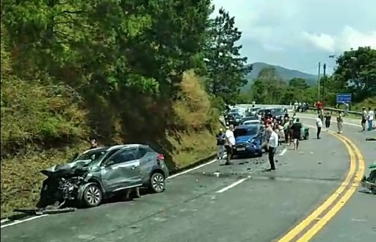 Duas Pessoas Morrem Em Acidente De Carro Na Rodovia Floriano Rodrigues Pinheiro Em Campos Do
