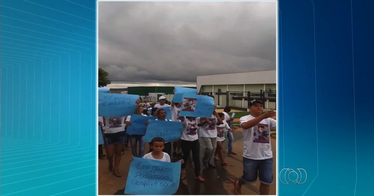 G1 Moradores Protestam Após Morte De Jovem Que Teria Sido Baleado Por