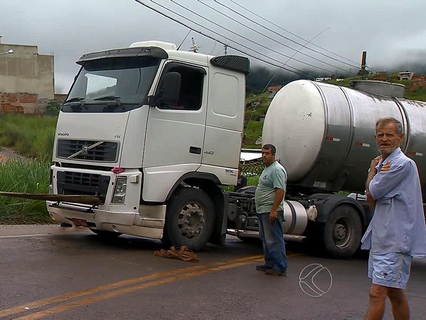 G1 Caminhão Passa Por Via Em Juiz De Fora De Acesso Proibido E