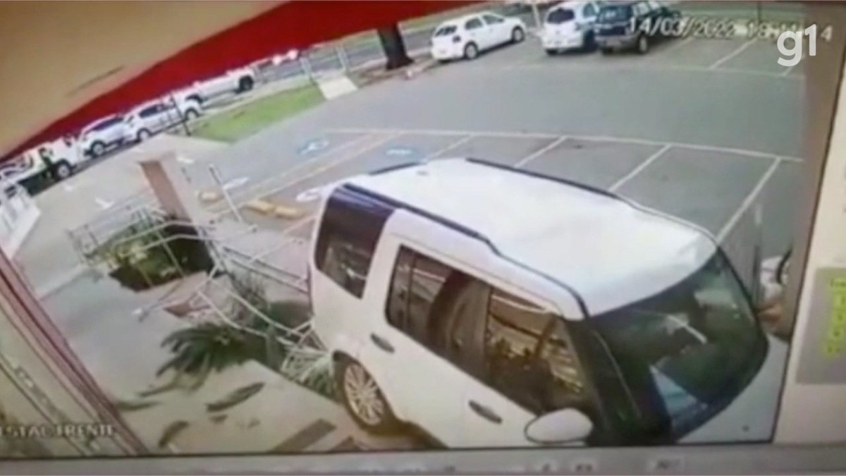 VÍDEO carro de luxo invade farmácia e atropela criança de anos em MS Mato Grosso do Sul G