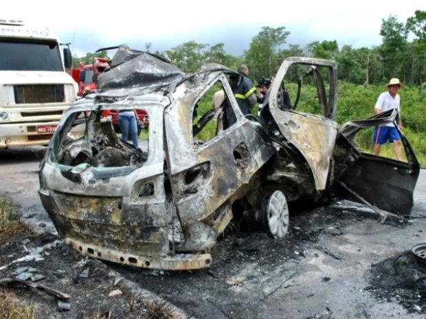 G1 - Motorista morre carbonizado em MT após carro bater de frente com bitrem - notícias em Mato ...