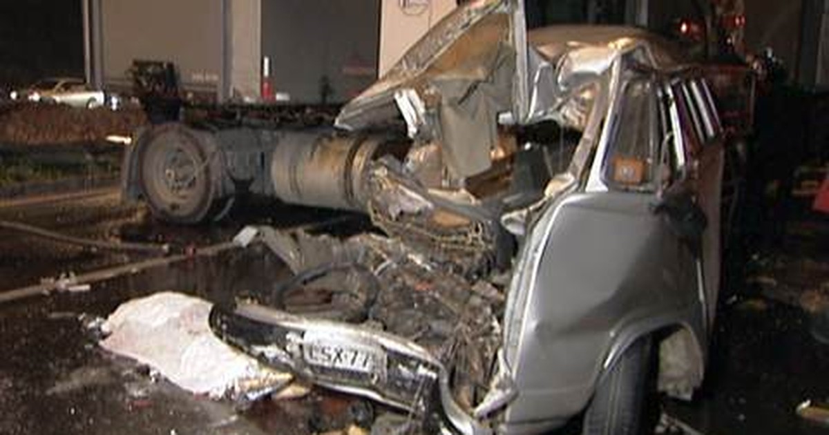 G1 - Engavetamento com 4 caminhões e perua deixa um morto em SP - notícias em São Paulo