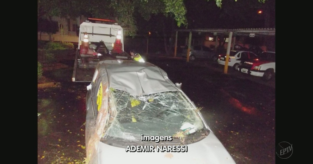 G1 - Caminhoneiro morre após capotar carro em rodovia de Pirassununga - notícias em São Carlos e ...