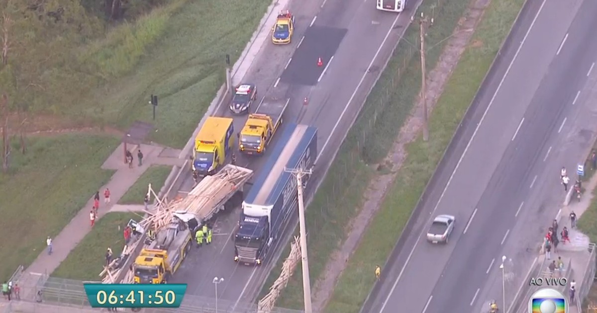 G1 - Acidente na Régis Bittencourt deixa ao menos um ferido e trânsito travado - notícias em São ...