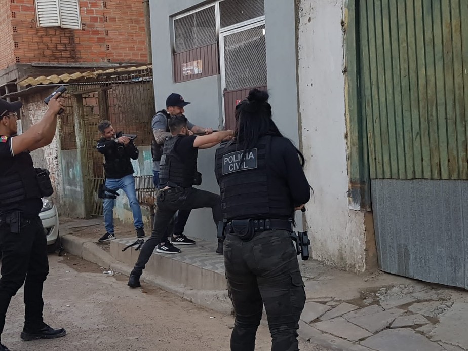 Polícia realiza operação para prender chefes de facções que comandam