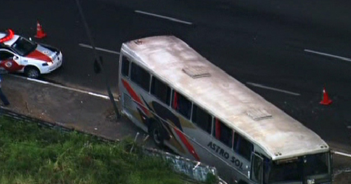 G1 - Ônibus bate em muro na Zona Norte de SP e deixa ferido - notícias ... G1 - Ônibus bate em muro na Zona Norte de SP e deixa ferido - notícias ...