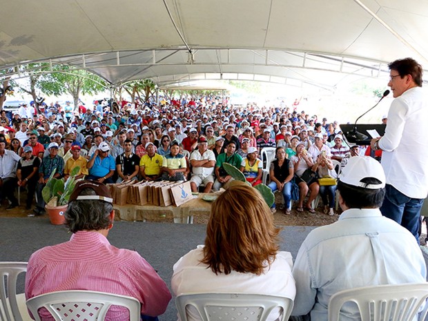 G1 - Títulos de propriedade de terra são entregues a 400 famílias - notícias em Saiba Mais RN