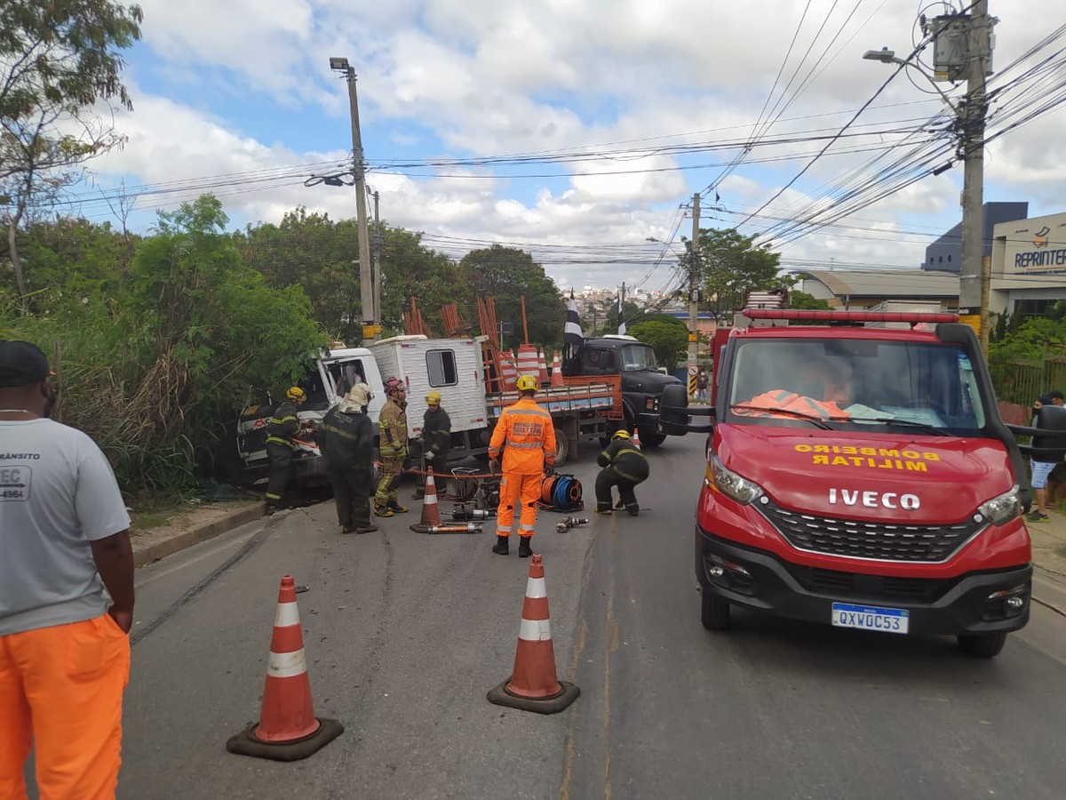 Caminhão carregado de pedras perde freio e atinge outros dois em Belo