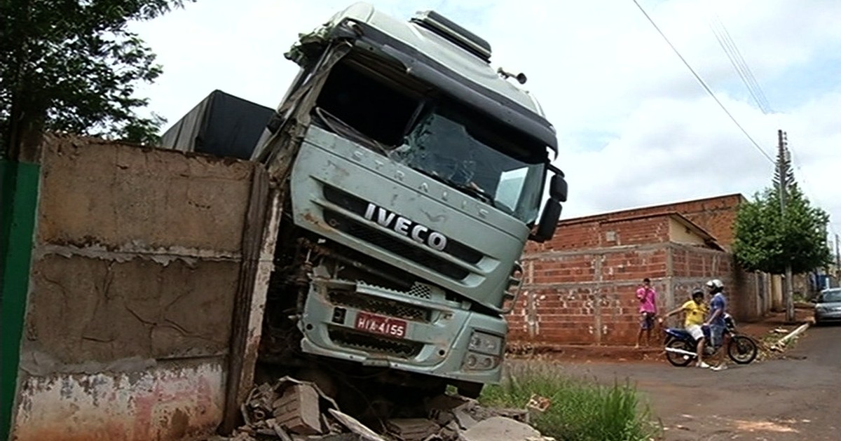 G1 - Carreta desgovernada desce rua e destrói muro de casa em Itumbiara - notícias em Trânsito GO