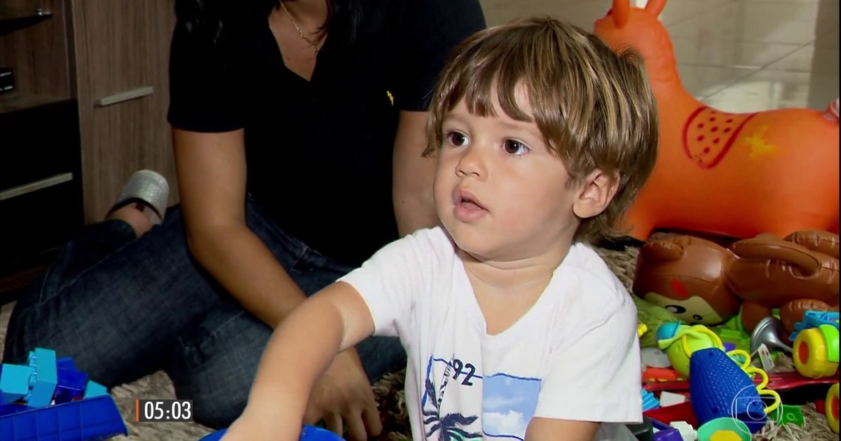 Hora 1 - Menino é atropelado por carro e dá susto em pais em MG