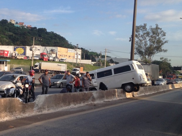 G1 Acidente Entre Carro E Motocicleta Complica Trânsito No Anel