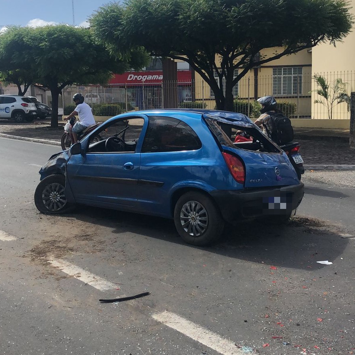 Motorista é levado para o HUT após carro descer ribanceira e capotar na