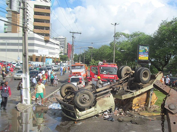 G1 Motorista Morre Após Caminhão Capotar Em Frente A Shopping Na Ba