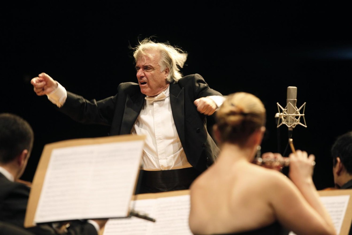Sob regência do maestro João Carlos Martins Bachiana Filarmônica do