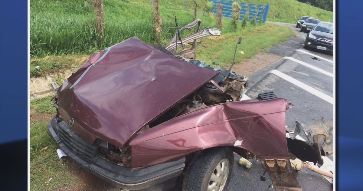 G1 - Carro se parte ao meio e motorista sobrevive após batida em MG - notícias em Sul de Minas