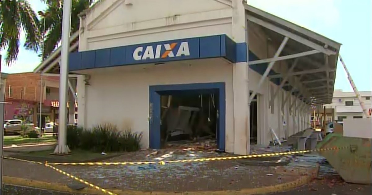 G1 Grupo Explode Caixas Eletrônicos E Atira Contra Pms Em Guará Sp