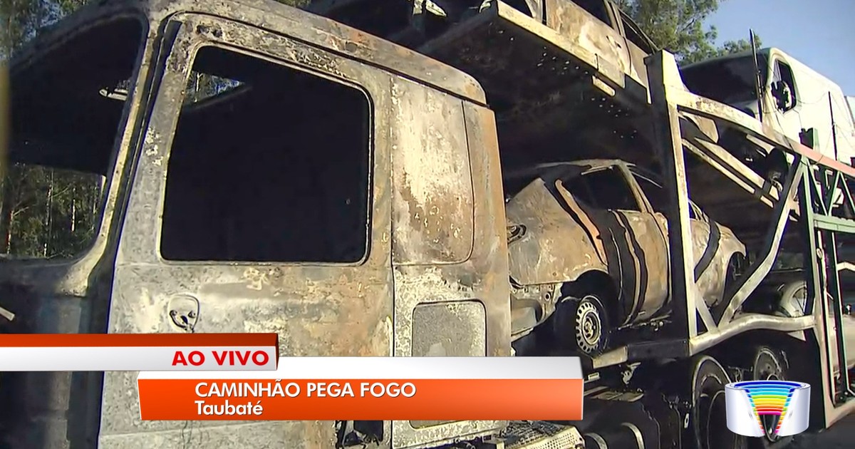 G1 Caminhão cegonha pega fogo na rodovia Carvalho Pinto em Taubaté