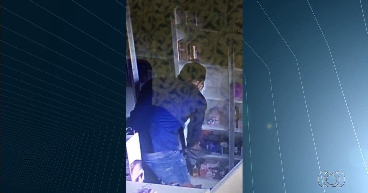G1 Vídeo Flagra Homem Se Passando Por Cliente Para Roubar Loja Em