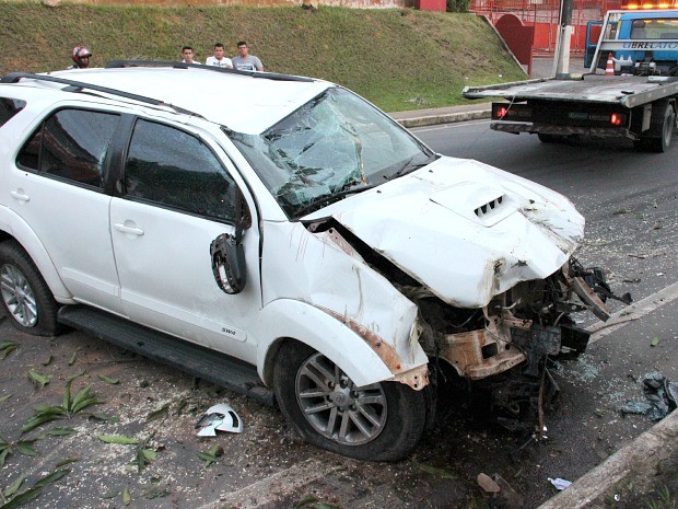 G1 - Carro capota na Zona Oeste de Manaus e motorista sai ileso - notícias em Trânsito AM