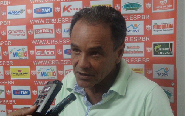 CRB Renova Roberval Davino E Fecha Lateral Esquerdo Gleidson