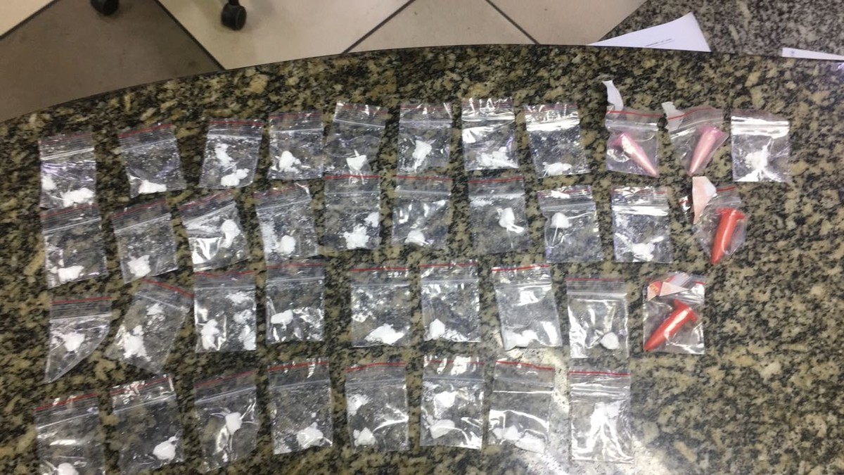 Dupla presa por tráfico de drogas tenta subornar policiais R 30