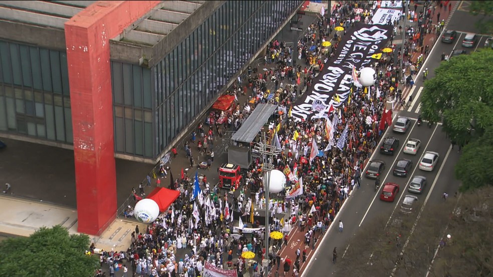 Manifestantes fazem ato pelo Dia da Consciência Negra e contra o