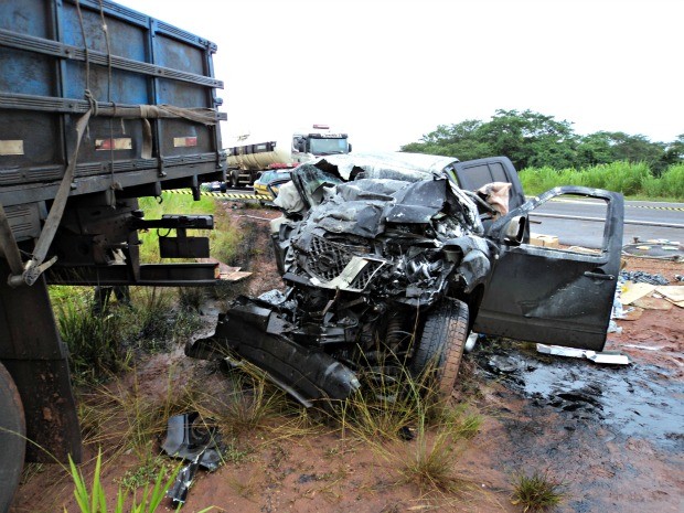 G1 Acidente Entre Caminhonete E Caminhão Deixa Dois Mortos Em Ms