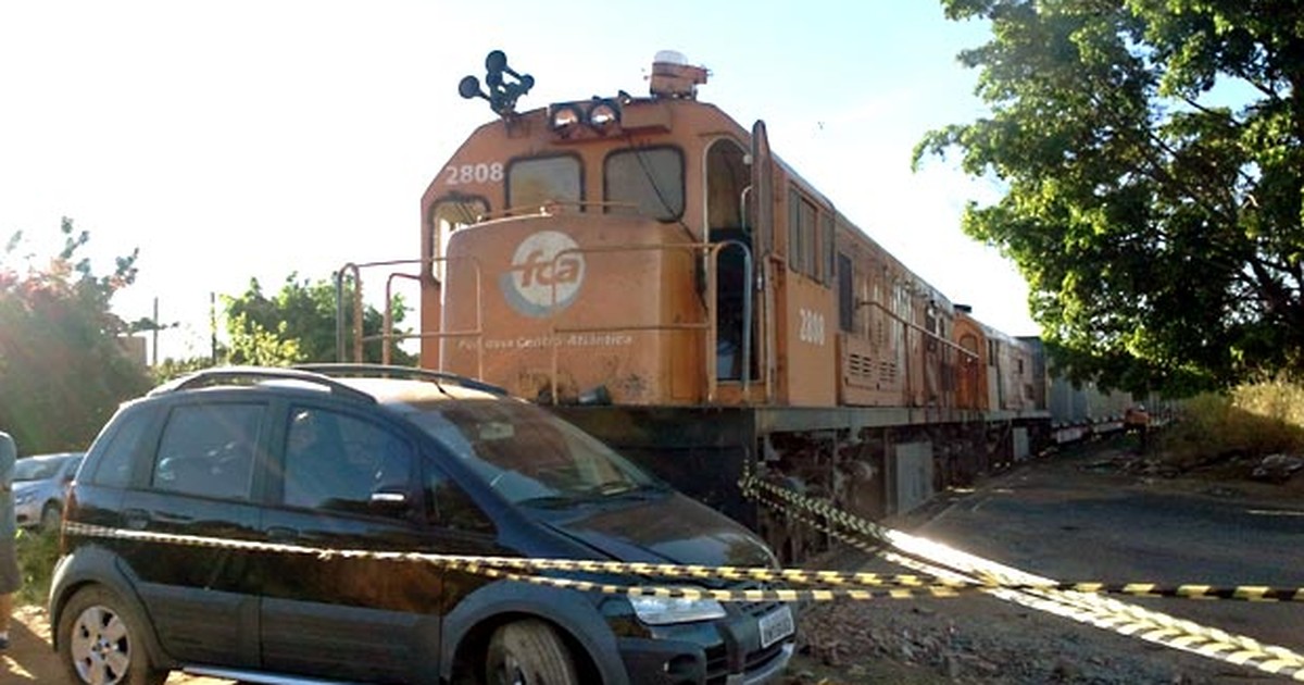 G1 - Carro é arrastado por trem em linha férrea entre Hortolândia e Sumaré - notícias em ...