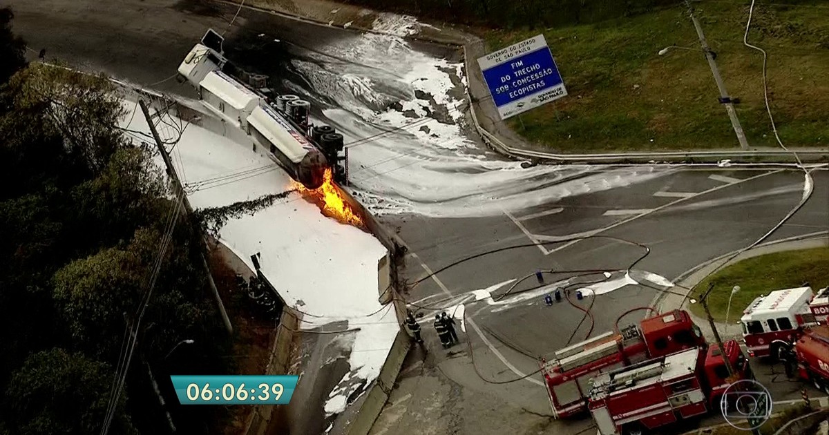 G1 - Rodovia Ayrton Senna é liberada após acidente com caminhão em SP - notícias em São Paulo