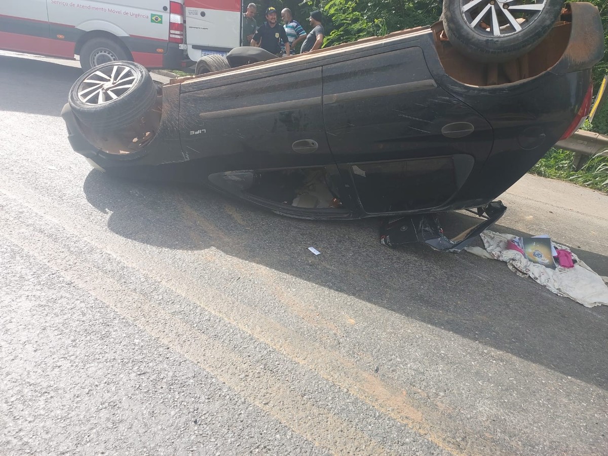 Seis pessoas ficam feridas em acidente entre dois carros e caminhão na BR Grande Minas G