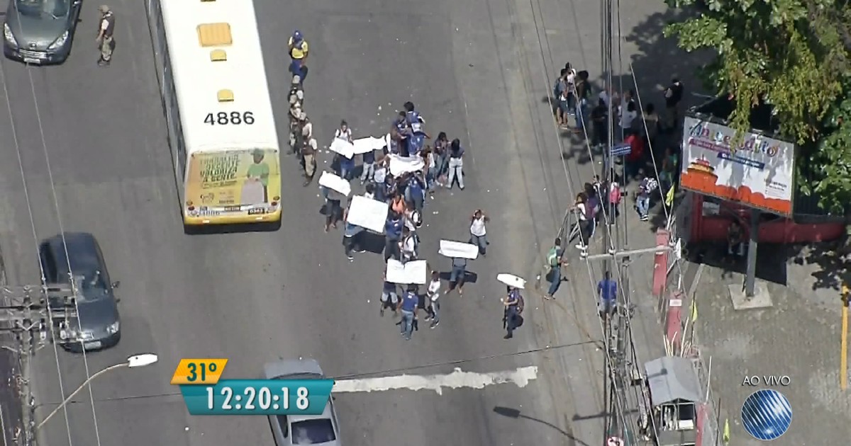 G1 - Protesto de alunos deixa trânsito lento na região do Largo dos ...