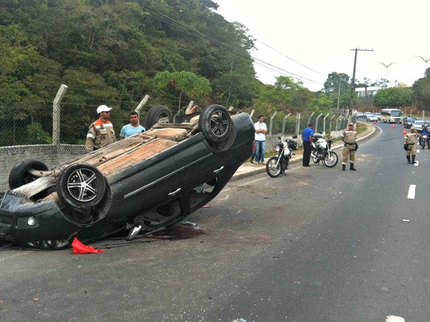 G1 Homem Morre Após Carro Capotar Na Avenida Do Turismo Em Manaus