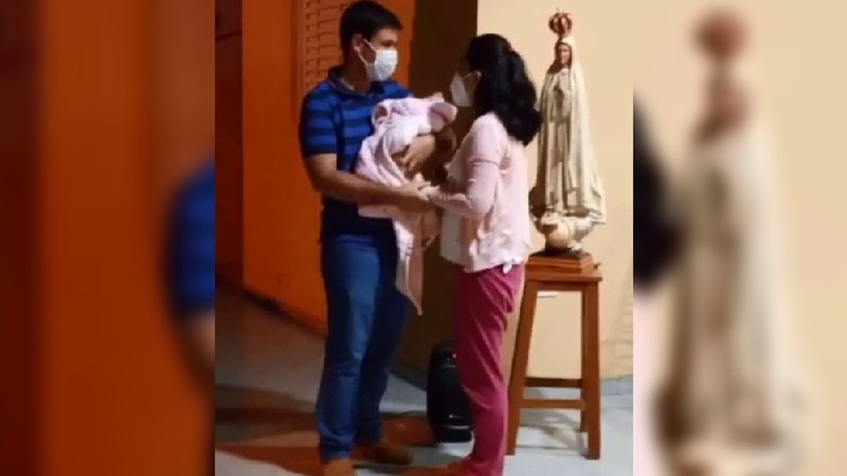 Jovem de anos Covid é intubada após dar à luz e conhece bebê depois de quase um mês