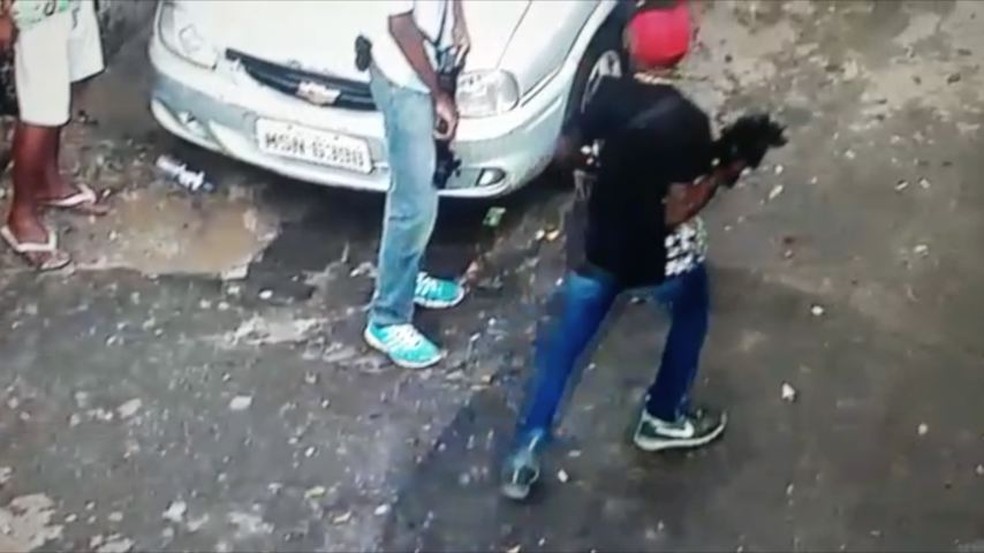 Adolescentes são flagrados vendendo drogas no bairro Itararé em Vitória Espírito Santo G