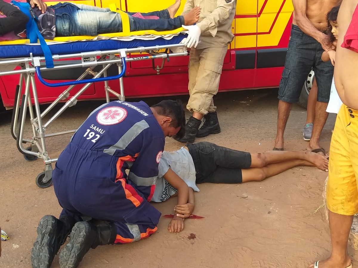 Pai e filho ficam feridos após batida de carro em motocicleta no bairro