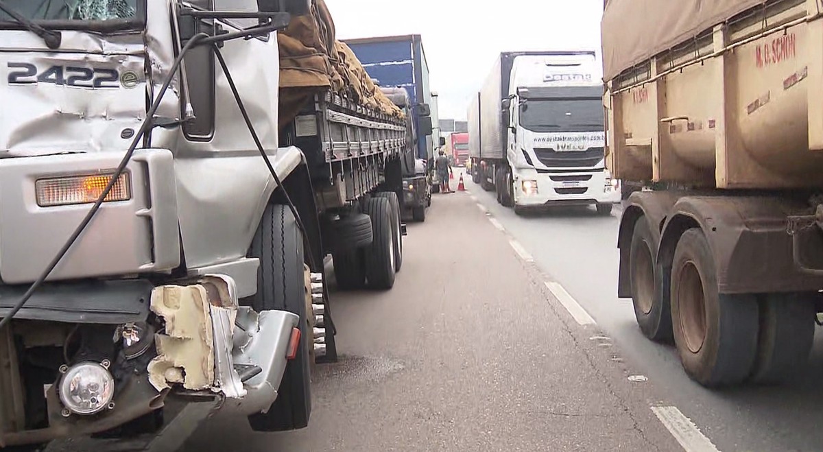Quatro caminhões e um carro se envolvem em engavetamento na BR 116 em